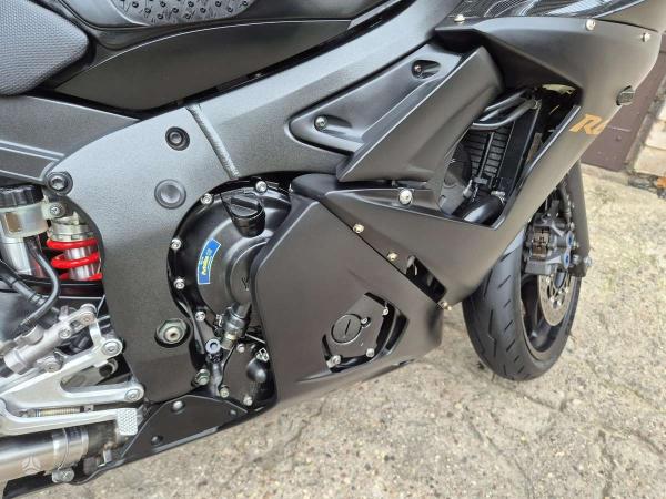 Melns Yamaha R6 2003 Alīta, ar dzinēja tilpumu 0.60 L un nobraukumu 31 tūkst. km par 3580 €, foto 11 vietnē AUTOMOTO.COM.LV