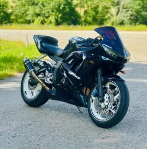 Черный Ямаха R6 2004 в Радвилишкис, объемом двигателя 0.60 л и пробегом 27 тыс. км за 3250 €, фото  на AUTOMOTO.COM.LV