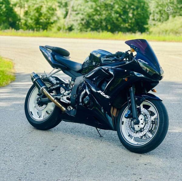 Black Yamaha R6 2004 in Radviliskis, with an engine capacity of 0.60 L and mileage of 27 thousand km for 3250 €, photo 2 on AUTOMOTO.COM.LV