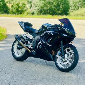 Black Yamaha R6 2004 in Radviliskis, with an engine capacity of 0.60 L and mileage of 27 thousand km for 3250 €, photo 3 on AUTOMOTO.COM.LV