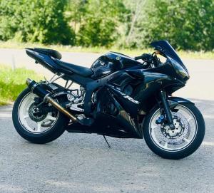 Black Yamaha R6 2004 in Radviliskis, with an engine capacity of 0.60 L and mileage of 27 thousand km for 3250 €, photo 4 on AUTOMOTO.COM.LV