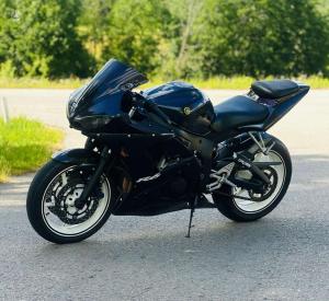 Black Yamaha R6 2004 in Radviliskis, with an engine capacity of 0.60 L and mileage of 27 thousand km for 3250 €, photo 5 on AUTOMOTO.COM.LV