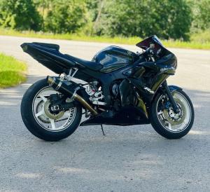 Black Yamaha R6 2004 in Radviliskis, with an engine capacity of 0.60 L and mileage of 27 thousand km for 3250 €, photo 6 on AUTOMOTO.COM.LV
