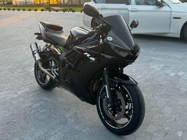 Black Yamaha R6 2004 in Sirvintos, with an engine capacity of 0.60 L and mileage of 43 thousand km for 3050 €, photo 1 on AUTOMOTO.COM.LV