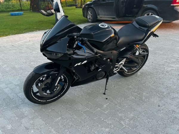 Black Yamaha R6 2004 in Sirvintos, with an engine capacity of 0.60 L and mileage of 43 thousand km for 3050 €, photo 2 on AUTOMOTO.COM.LV