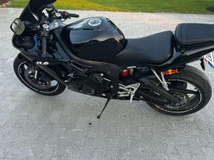 Black Yamaha R6 2004 in Sirvintos, with an engine capacity of 0.60 L and mileage of 43 thousand km for 3050 €, photo 5 on AUTOMOTO.COM.LV