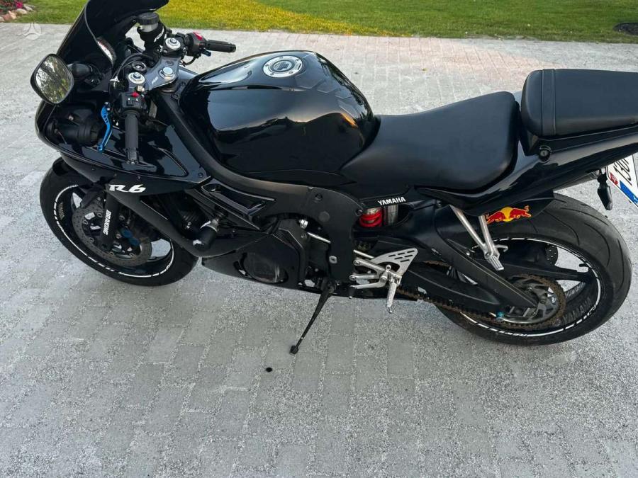 Black Yamaha R6 2004 in Sirvintos, with an engine capacity of 0.60 L and mileage of 43 thousand km for 3050 €, photo 5 on AUTOMOTO.COM.LV