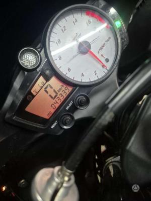 Black Yamaha R6 2004 in Sirvintos, with an engine capacity of 0.60 L and mileage of 43 thousand km for 3050 €, photo 7 on AUTOMOTO.COM.LV