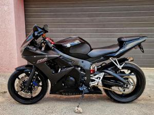 Melns Yamaha R6 2005 Viļņa, ar dzinēja tilpumu 0.60 L un nobraukumu 37 tūkst. km par 3650 €, foto 5 vietnē AUTOMOTO.COM.LV