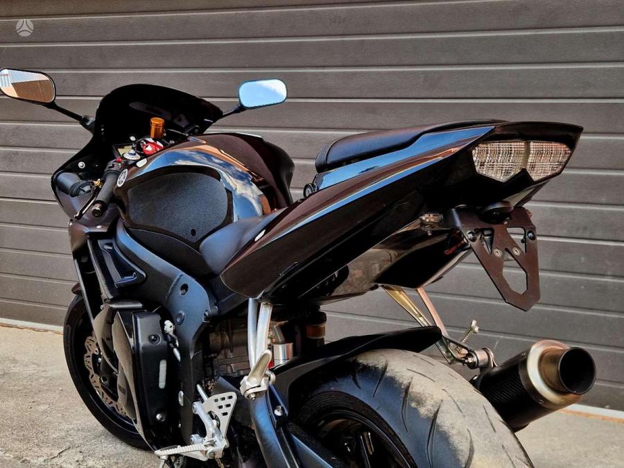 Melns Yamaha R6 2005 Viļņa, ar dzinēja tilpumu 0.60 L un nobraukumu 37 tūkst. km par 3650 €, foto 7 vietnē AUTOMOTO.COM.LV
