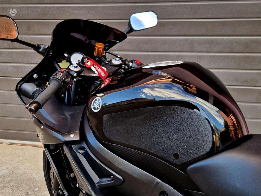Melns Yamaha R6 2005 Viļņa, ar dzinēja tilpumu 0.60 L un nobraukumu 37 tūkst. km par 3650 €, foto 10 vietnē AUTOMOTO.COM.LV