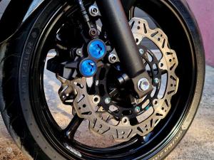Melns Yamaha R6 2005 Viļņa, ar dzinēja tilpumu 0.60 L un nobraukumu 37 tūkst. km par 3650 €, foto 12 vietnē AUTOMOTO.COM.LV