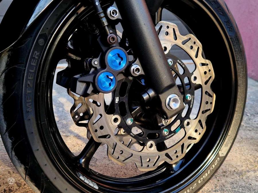 Melns Yamaha R6 2005 Viļņa, ar dzinēja tilpumu 0.60 L un nobraukumu 37 tūkst. km par 3650 €, foto 12 vietnē AUTOMOTO.COM.LV