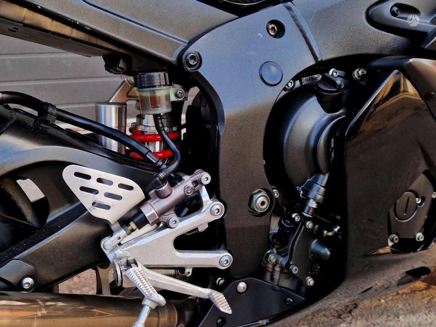 Melns Yamaha R6 2005 Viļņa, ar dzinēja tilpumu 0.60 L un nobraukumu 37 tūkst. km par 3650 €, foto 15 vietnē AUTOMOTO.COM.LV
