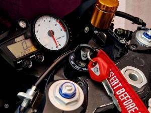 Melns Yamaha R6 2005 Viļņa, ar dzinēja tilpumu 0.60 L un nobraukumu 37 tūkst. km par 3650 €, foto 17 vietnē AUTOMOTO.COM.LV