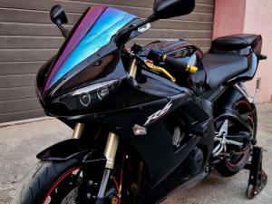 Black Yamaha R6 2005 in Vilnius, with an engine capacity of 0.60 L and mileage of 45 thousand km for 3950 €, photo 6 on AUTOMOTO.COM.LV