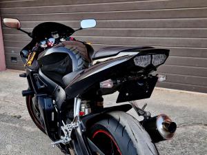 Black Yamaha R6 2005 in Vilnius, with an engine capacity of 0.60 L and mileage of 45 thousand km for 3950 €, photo 7 on AUTOMOTO.COM.LV
