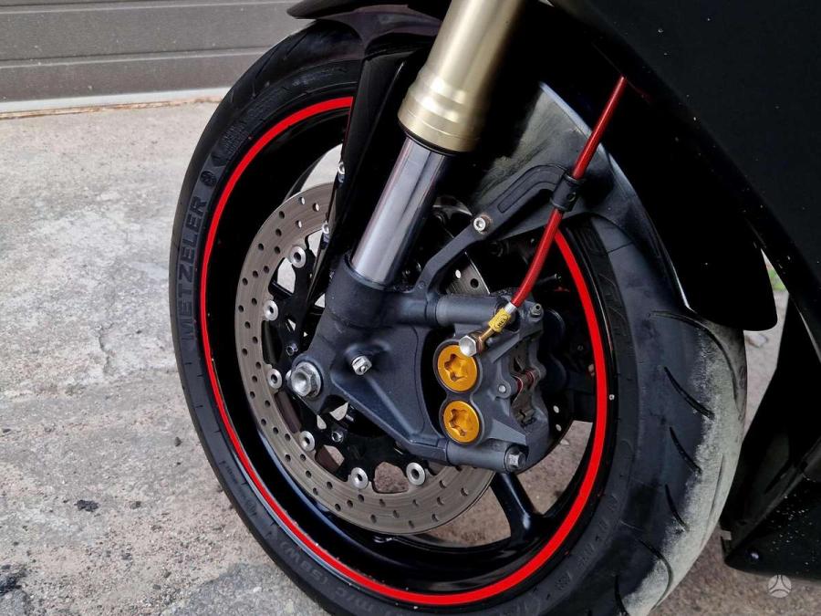 Black Yamaha R6 2005 in Vilnius, with an engine capacity of 0.60 L and mileage of 45 thousand km for 3950 €, photo 11 on AUTOMOTO.COM.LV