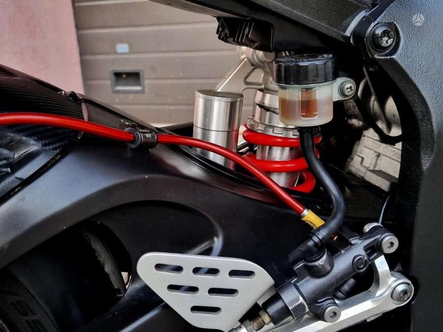 Black Yamaha R6 2005 in Vilnius, with an engine capacity of 0.60 L and mileage of 45 thousand km for 3950 €, photo 12 on AUTOMOTO.COM.LV