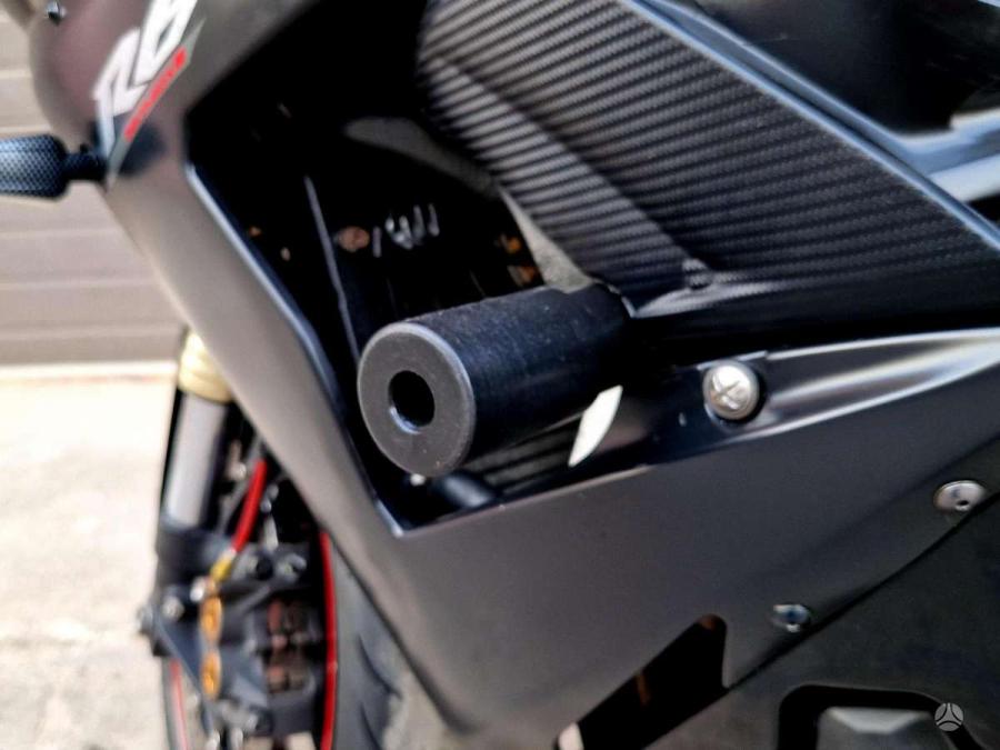 Black Yamaha R6 2005 in Vilnius, with an engine capacity of 0.60 L and mileage of 45 thousand km for 3950 €, photo 14 on AUTOMOTO.COM.LV