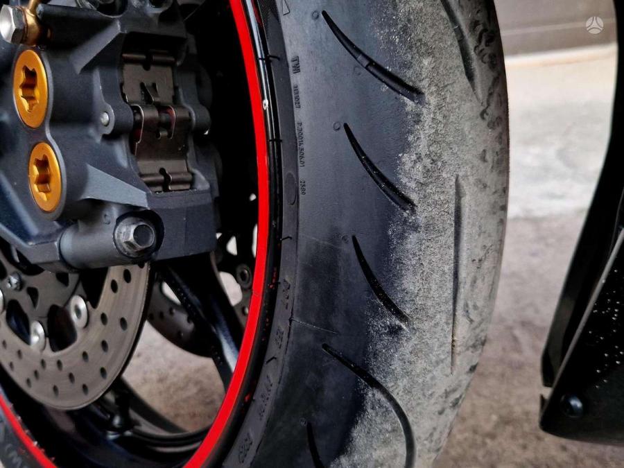 Black Yamaha R6 2005 in Vilnius, with an engine capacity of 0.60 L and mileage of 45 thousand km for 3950 €, photo 16 on AUTOMOTO.COM.LV