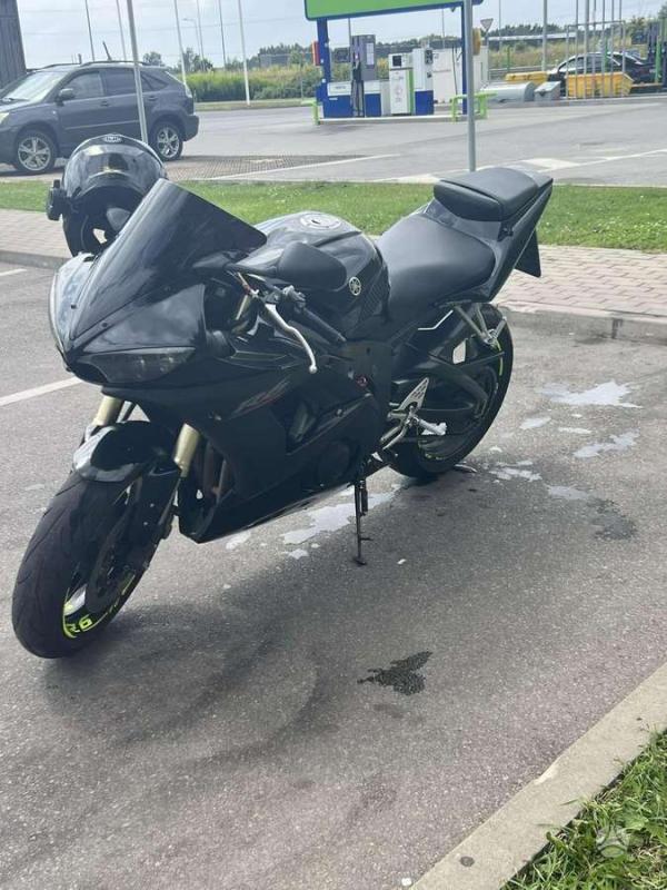 Black Yamaha R6 2005 in Vilnius, with an engine capacity of 0.60 L and mileage of 30 thousand km for 3400 €, photo 4 on AUTOMOTO.COM.LV