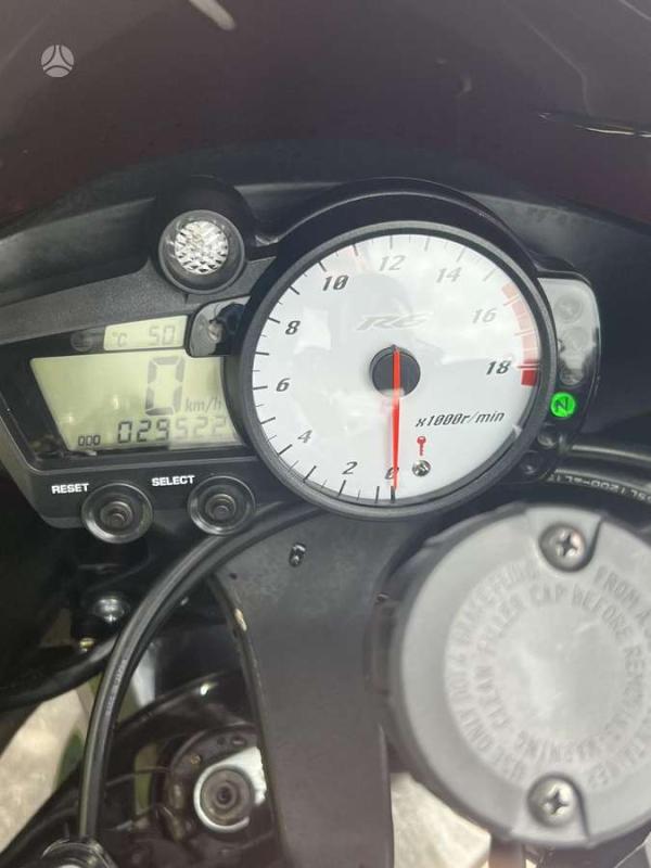 Black Yamaha R6 2005 in Vilnius, with an engine capacity of 0.60 L and mileage of 30 thousand km for 3400 €, photo 5 on AUTOMOTO.COM.LV