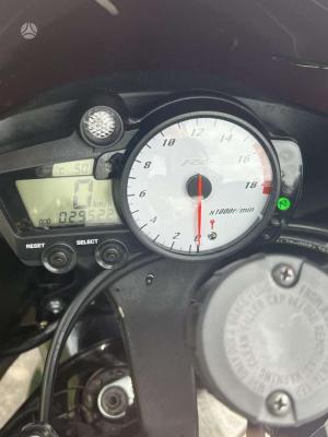 Melns Yamaha R6 2005 Viļņa, ar dzinēja tilpumu 0.60 L un nobraukumu 30 tūkst. km par 3400 €, foto 6 vietnē AUTOMOTO.COM.LV