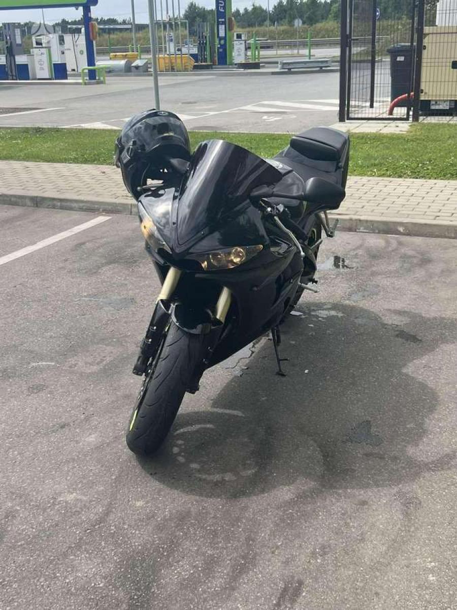 Melns Yamaha R6 2005 Viļņa, ar dzinēja tilpumu 0.60 L un nobraukumu 30 tūkst. km par 3400 €, foto 8 vietnē AUTOMOTO.COM.LV