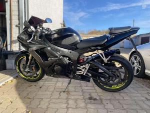 Black Yamaha R6 2005 in Vilnius, with an engine capacity of 0.60 L and mileage of 30 thousand km for 2700 €, photo 3 on AUTOMOTO.COM.LV