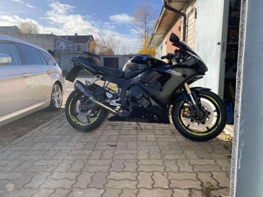 Black Yamaha R6 2005 in Vilnius, with an engine capacity of 0.60 L and mileage of 30 thousand km for 2700 €, photo 4 on AUTOMOTO.COM.LV