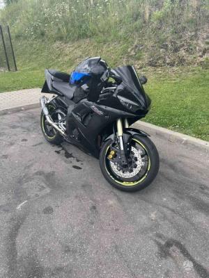 Black Yamaha R6 2005 in Vilnius, with an engine capacity of 0.60 L and mileage of 30 thousand km for 2700 €, photo 5 on AUTOMOTO.COM.LV