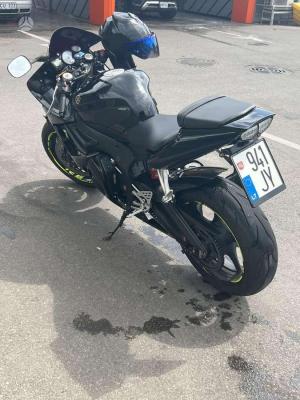 Black Yamaha R6 2005 in Vilnius, with an engine capacity of 0.60 L and mileage of 30 thousand km for 2700 €, photo 6 on AUTOMOTO.COM.LV