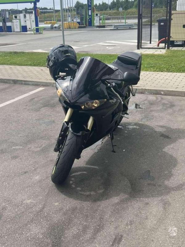 Melns Yamaha R6 2005 Viļņa, ar dzinēja tilpumu 0.60 L un nobraukumu 30 tūkst. km par 2700 €, foto 6 vietnē AUTOMOTO.COM.LV