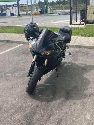 Black Yamaha R6 2005 in Vilnius, with an engine capacity of 0.60 L and mileage of 30 thousand km for 2700 €, photo 7 on AUTOMOTO.COM.LV