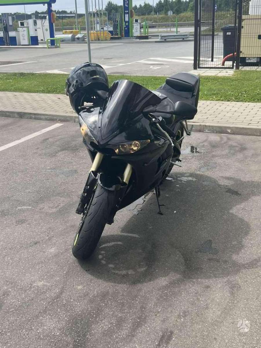 Black Yamaha R6 2005 in Vilnius, with an engine capacity of 0.60 L and mileage of 30 thousand km for 2700 €, photo 7 on AUTOMOTO.COM.LV