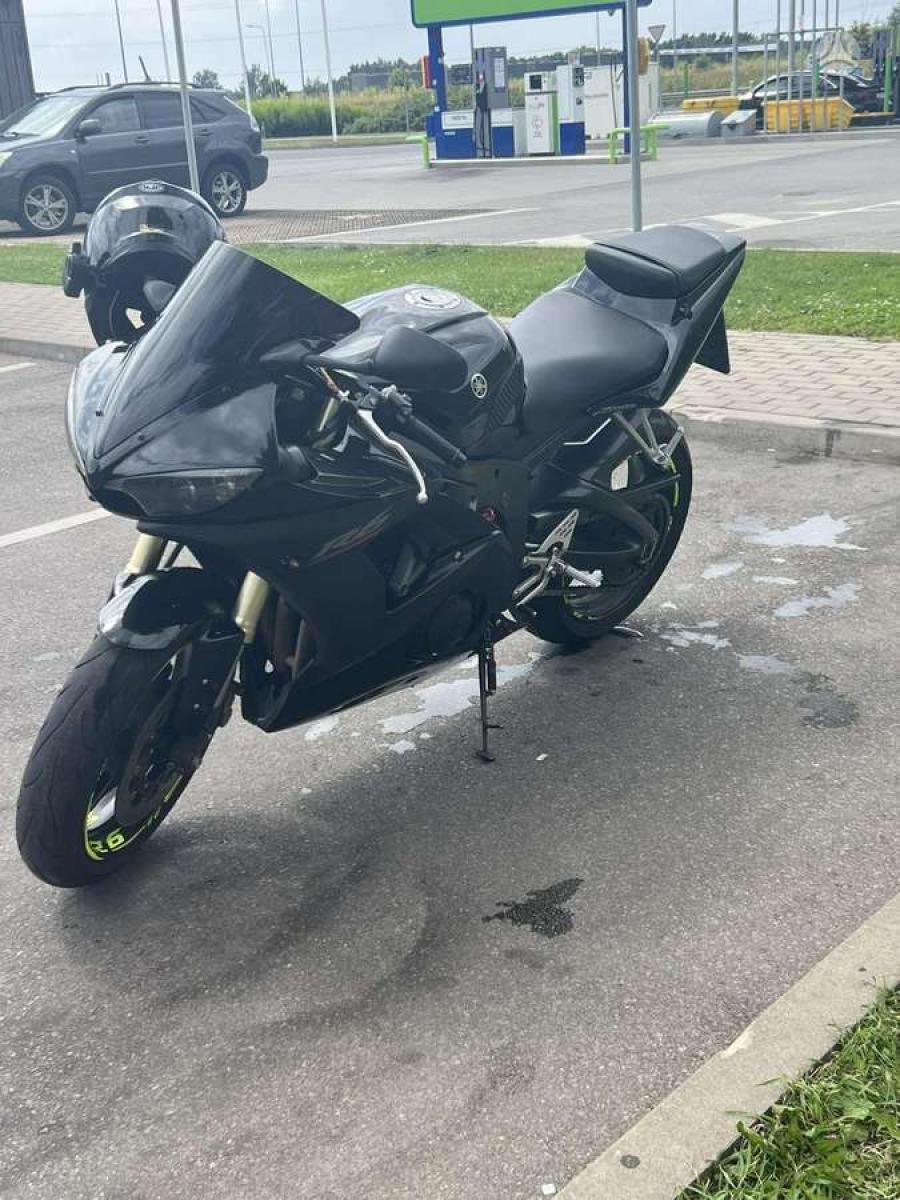 Black Yamaha R6 2005 in Vilnius, with an engine capacity of 0.60 L and mileage of 30 thousand km for 2700 €, photo 8 on AUTOMOTO.COM.LV