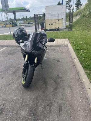 Black Yamaha R6 2005 in Vilnius, with an engine capacity of 0.60 L and mileage of 30 thousand km for 2700 €, photo 9 on AUTOMOTO.COM.LV