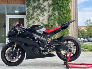 Melns Yamaha R6 2008 Šauļi, ar dzinēja tilpumu 0.60 L un nobraukumu 12 tūkst. km par 6660 €, foto  vietnē AUTOMOTO.COM.LV