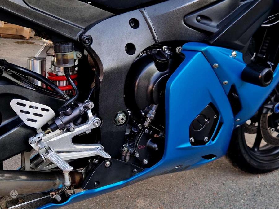 Blue Yamaha R6 2003 in Vilnius, with an engine capacity of 0.60 L and mileage of 33 thousand km for 3650 €, photo 15 on AUTOMOTO.COM.LV