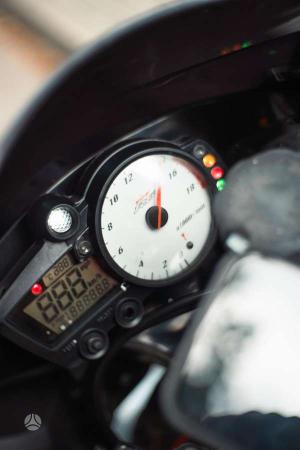 Grey Yamaha R6 2005 in Alytus, with an engine capacity of 0.60 L and mileage of 39 thousand km for 3800 €, photo 4 on AUTOMOTO.COM.LV