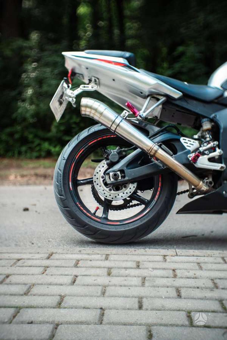 Grey Yamaha R6 2005 in Alytus, with an engine capacity of 0.60 L and mileage of 39 thousand km for 3800 €, photo 12 on AUTOMOTO.COM.LV