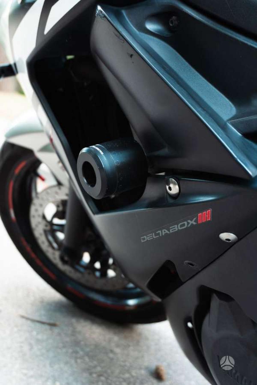 Grey Yamaha R6 2005 in Alytus, with an engine capacity of 0.60 L and mileage of 39 thousand km for 3800 €, photo 16 on AUTOMOTO.COM.LV