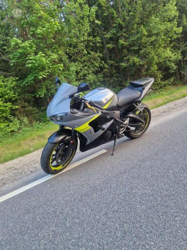 Yamaha R6 2004 Viļņa, ar dzinēja tilpumu 0.60 L un nobraukumu 70 tūkst. km par 3800 €, foto 1 vietnē AUTOMOTO.COM.LV