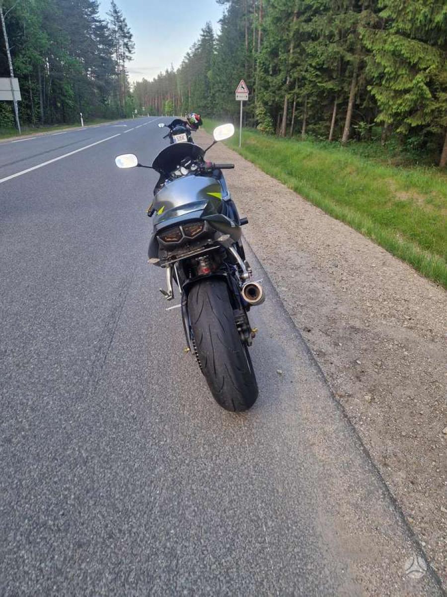 Yamaha R6 2004 in Vilnius, with an engine capacity of 0.60 L and mileage of 70 thousand km for 3800 €, photo 6 on AUTOMOTO.COM.LV