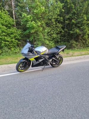 Yamaha R6 2004 in Vilnius, with an engine capacity of 0.60 L and mileage of 70 thousand km for 3800 €, photo 7 on AUTOMOTO.COM.LV