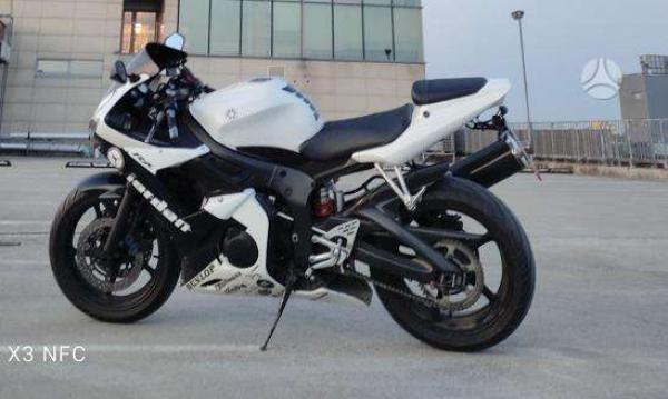White Yamaha R6 2003 in Klaipeda, with an engine capacity of 0.60 L and mileage of 51 thousand km for 3300 €, photo 3 on AUTOMOTO.COM.LV