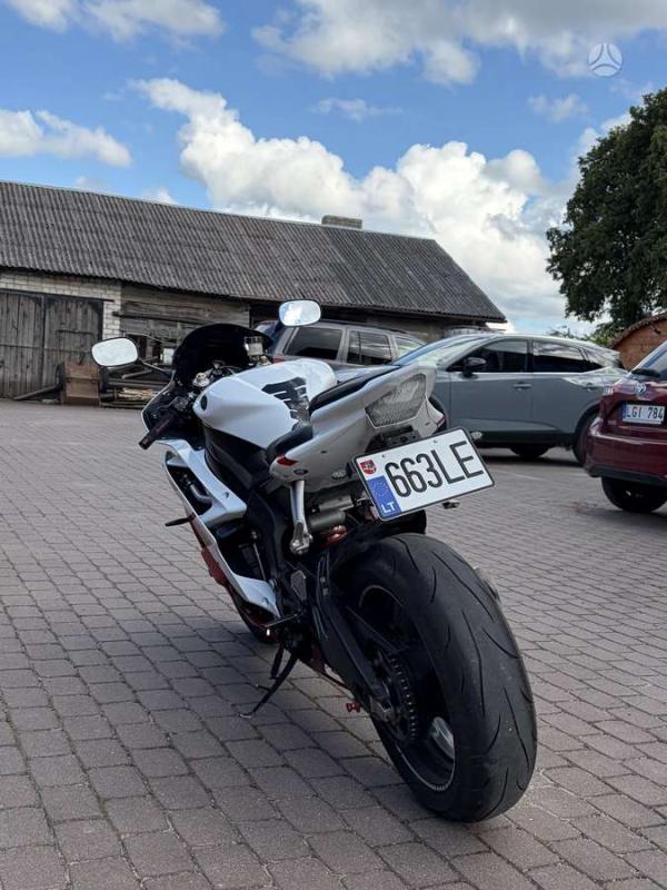 White Yamaha R6 2006 in Elektrenai, with an engine capacity of 0.60 L and mileage of 26 thousand km for 5250 €, photo 4 on AUTOMOTO.COM.LV