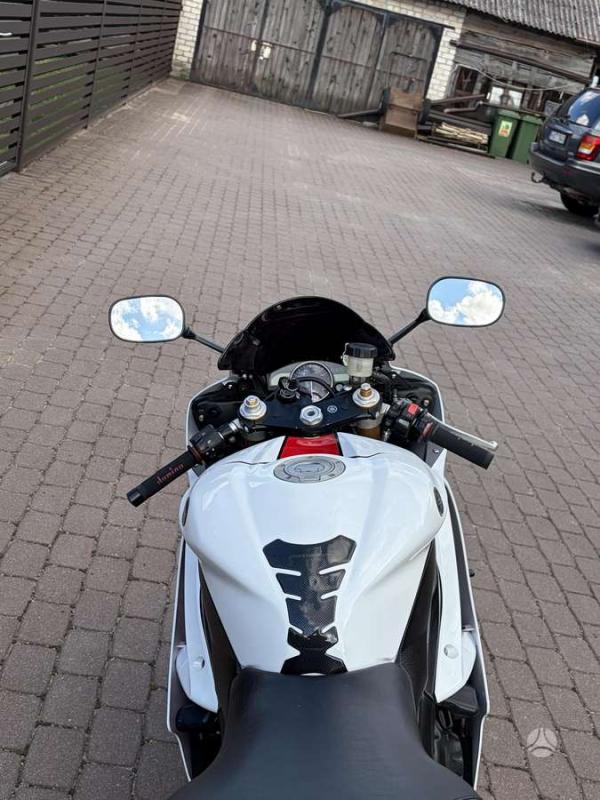 White Yamaha R6 2006 in Elektrenai, with an engine capacity of 0.60 L and mileage of 26 thousand km for 5250 €, photo 5 on AUTOMOTO.COM.LV