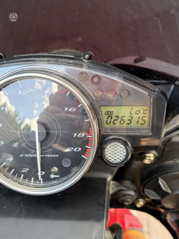 White Yamaha R6 2006 in Elektrenai, with an engine capacity of 0.60 L and mileage of 26 thousand km for 5250 €, photo 7 on AUTOMOTO.COM.LV